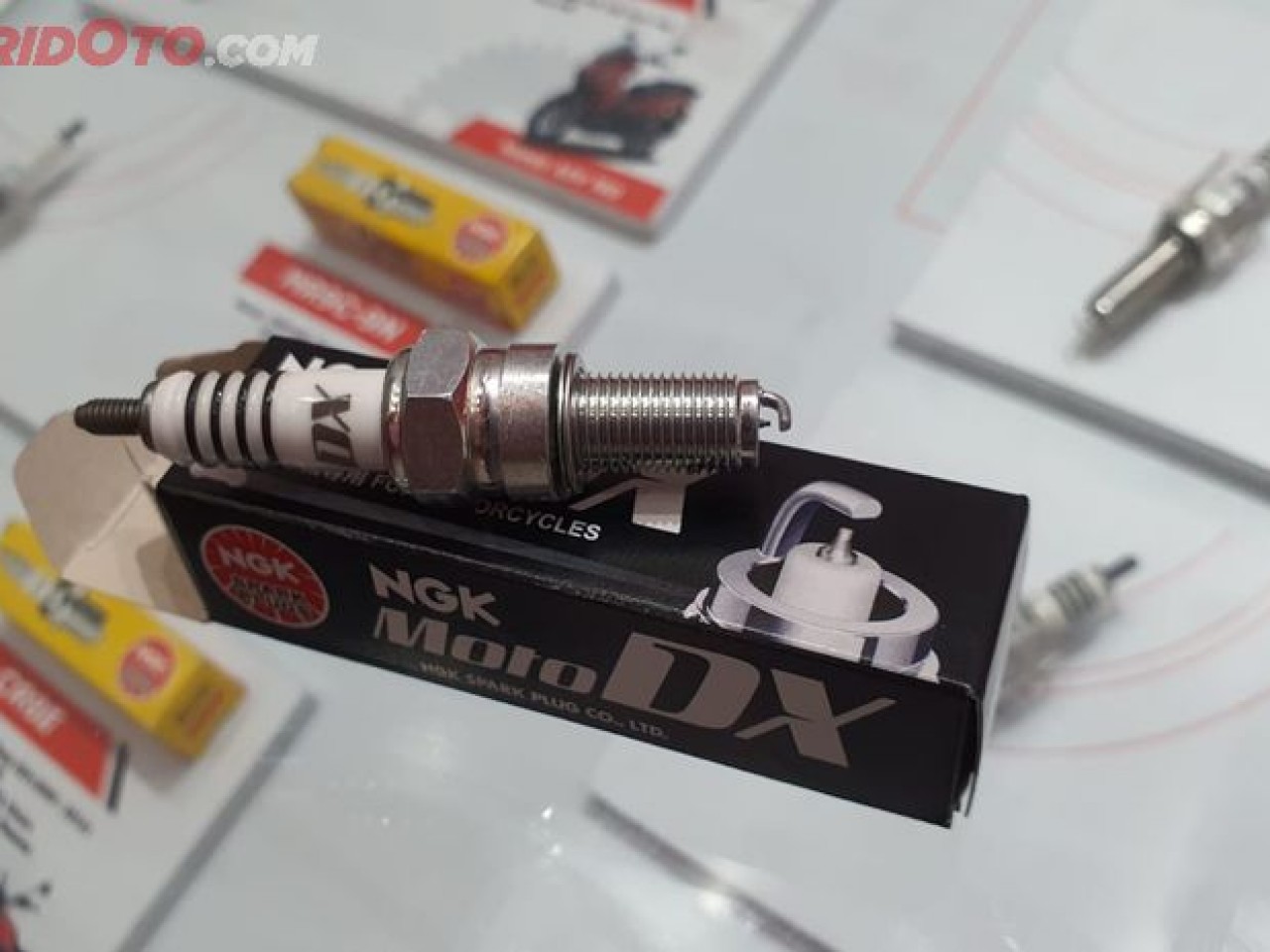 GridOto.com - Jadi tipe tertinggi untuk busi harian, berikut harga busi ...