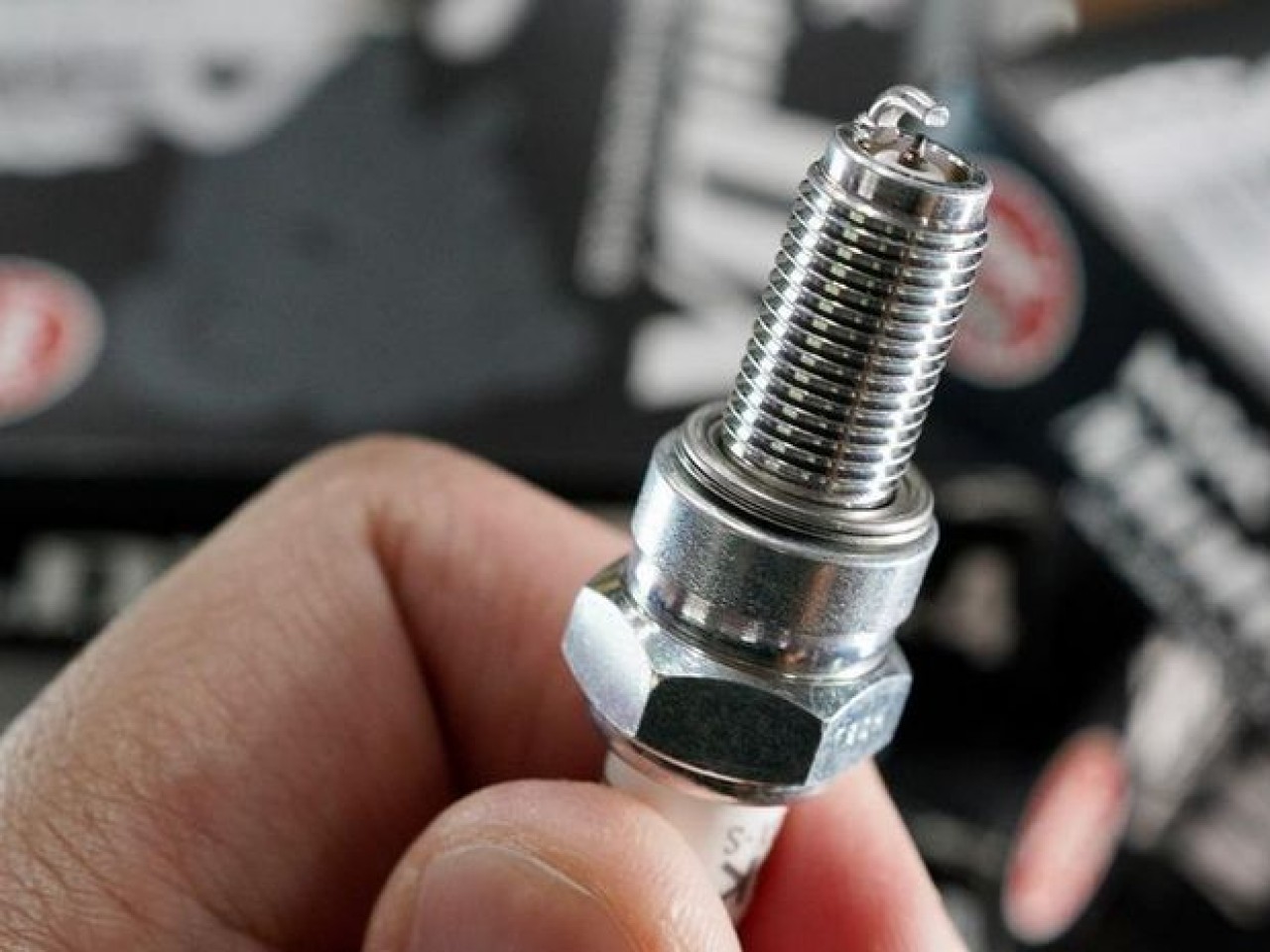 Jarang diganti kalau tidak mati, bikers harus tahu ciri busi motor akan ...